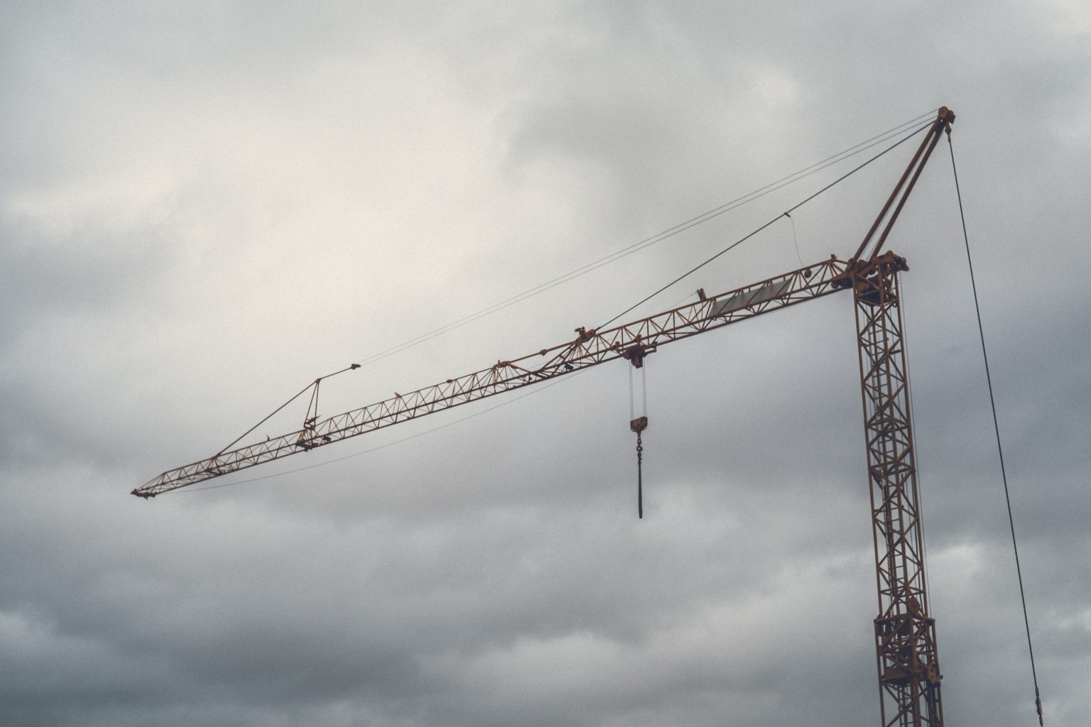 How to Stay Safe When Operating a Crane in Heavy Winds: Devices You Need