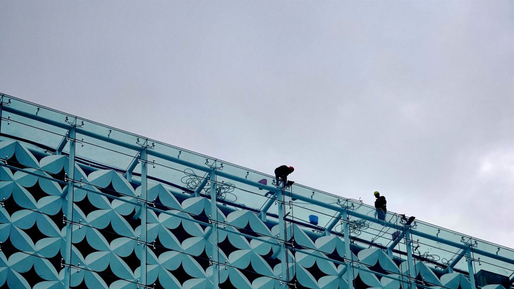 Navigating OSHA's Wind Speed Limits for Height Work Safety
